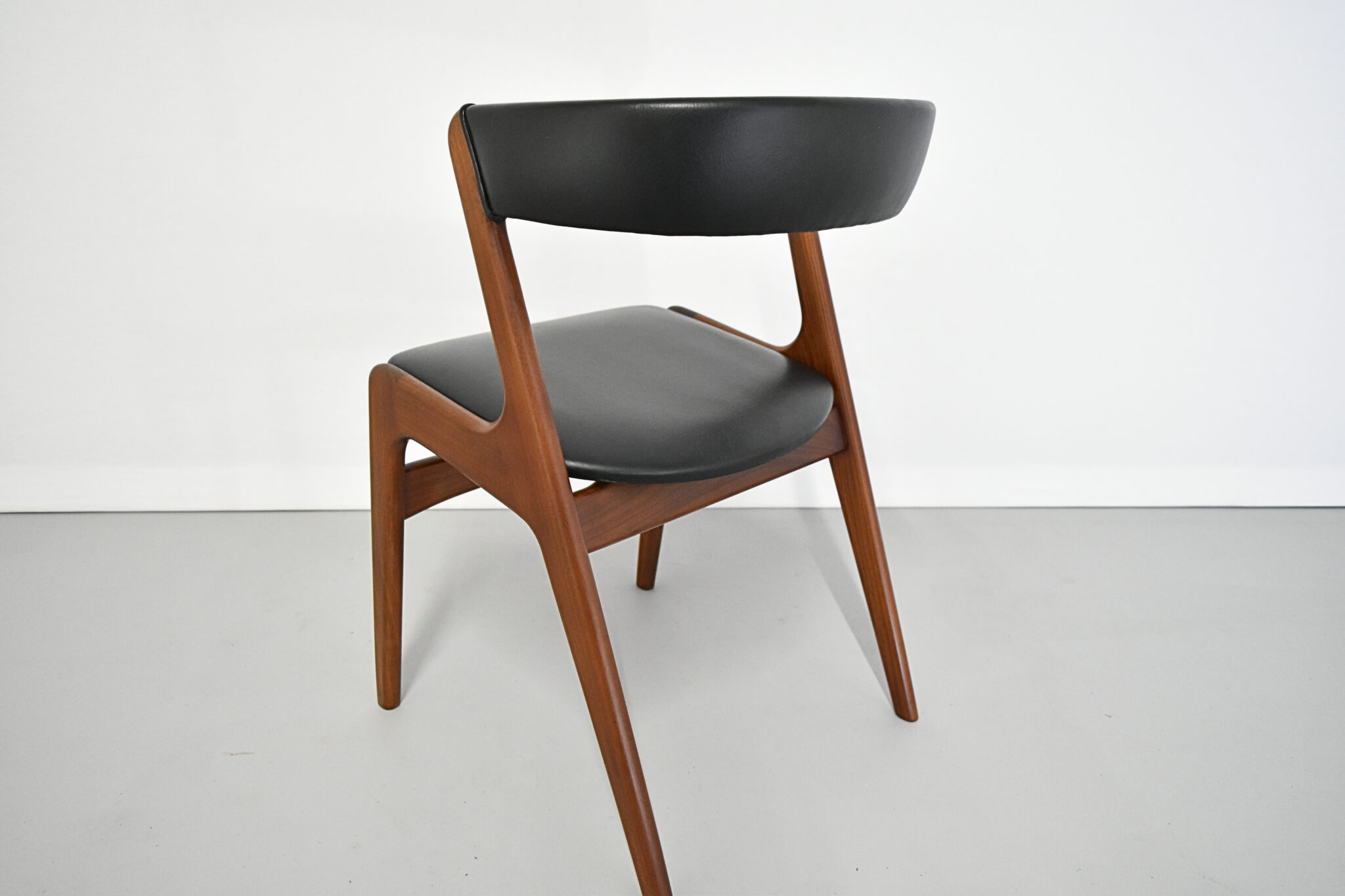 チェア/model T21 by Kai Kristiansen/Schou Andersen - 橋本家具工芸株式会社